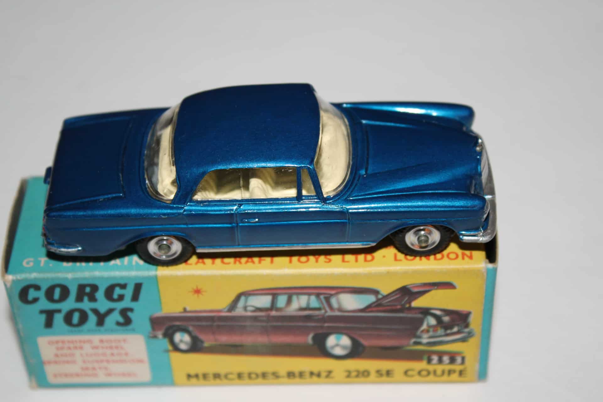 Corgi Toys 253 Mercedes Benz 220 SE Coupe - Diecast
