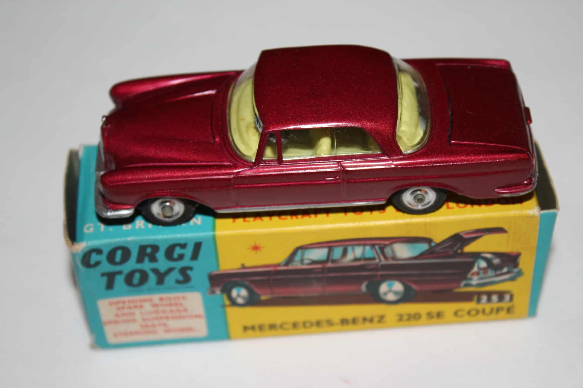 Corgi 253 Mercedes Benz 220 SE Coupe | Almost Mint