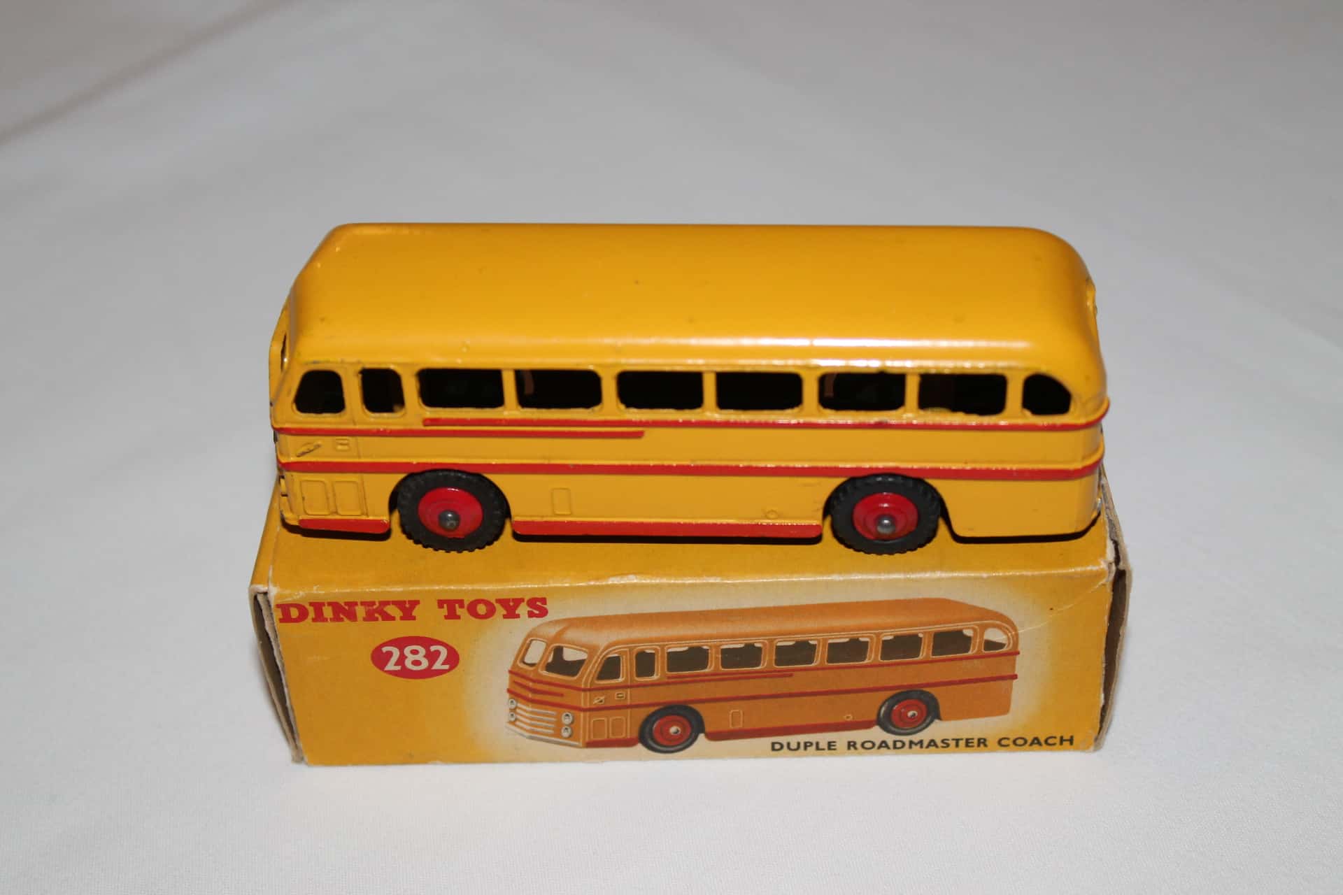 Dinky Toys 282 Duple Roadmaster Coach - Diecast