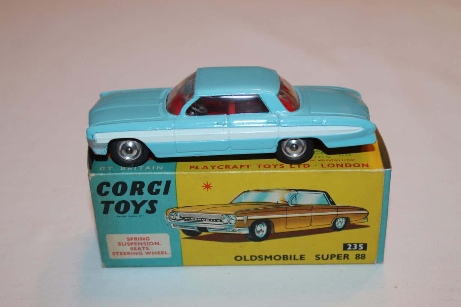 Corgi Toys 235 Oldsmobile Super 88 - Diecast