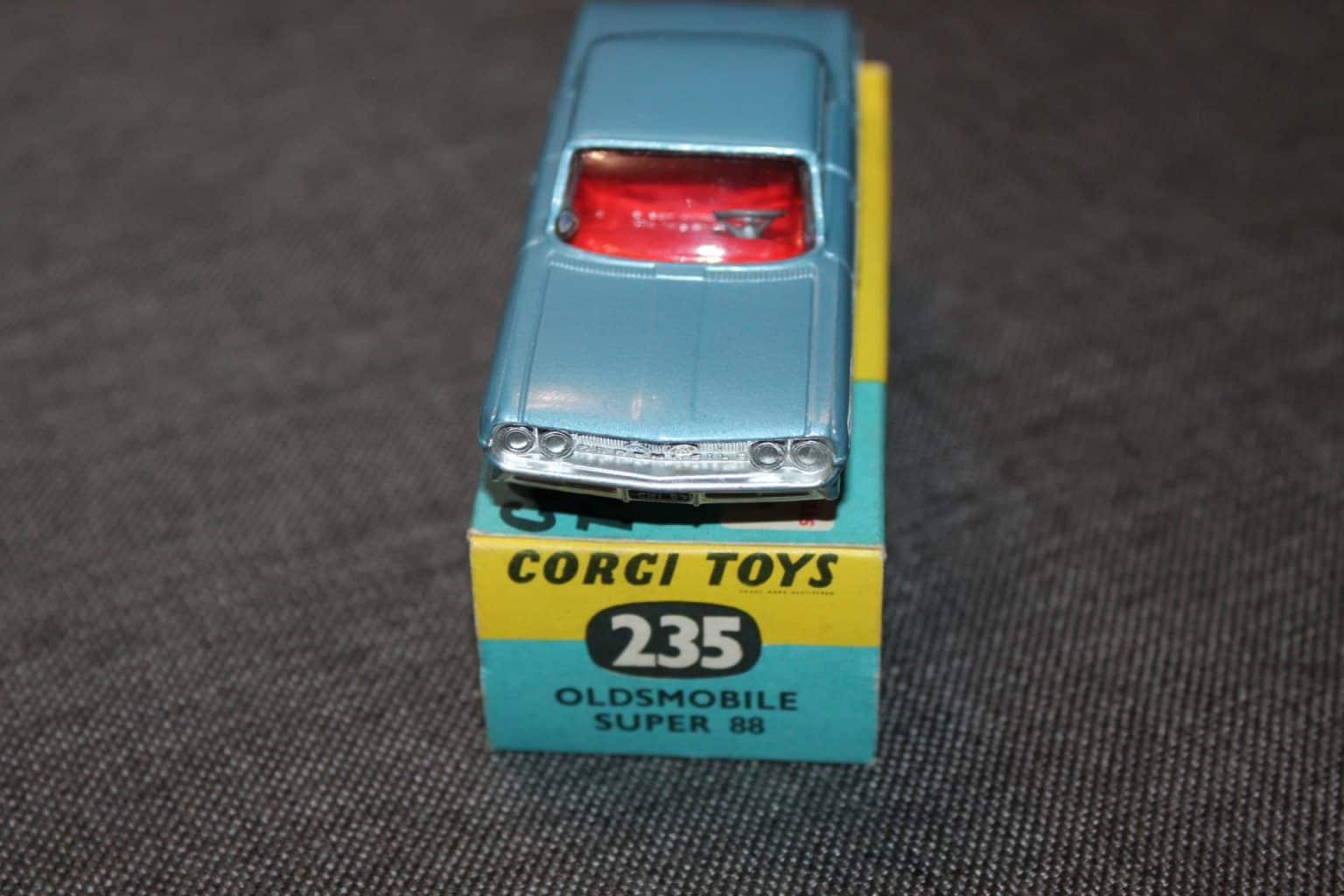 Corgi Toys 235 Oldsmobile Super 88 - Diecast