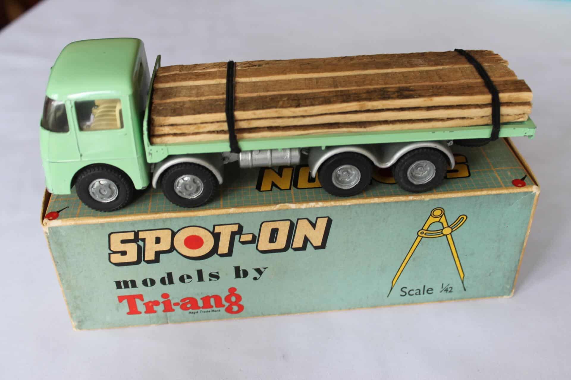 Spot-On 109/2P ERF Flat Float with Timber load - Diecast
