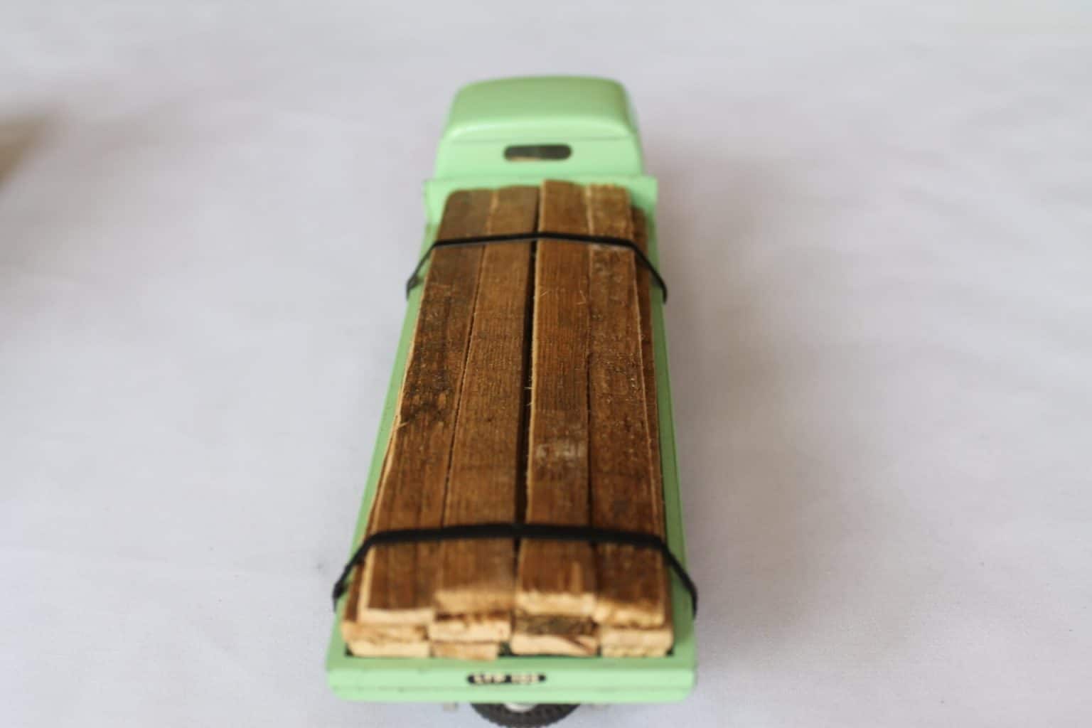 Spot-On 109/2P ERF Flat Float with Timber load - Diecast