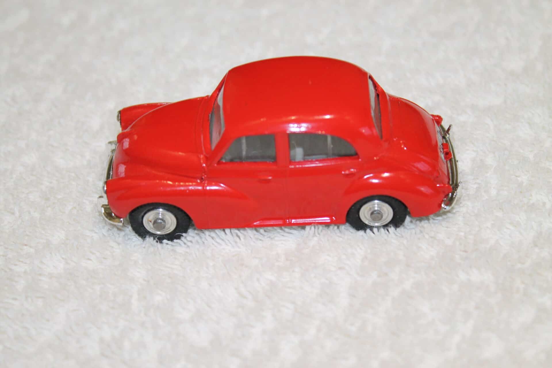 Spot-On 289 Red Morris Minor 1000 - Diecast