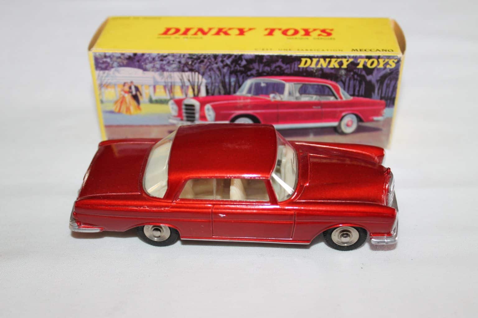 Dinky Toy 533 Mercedes Benz 300 SE Coupe | metallic red
