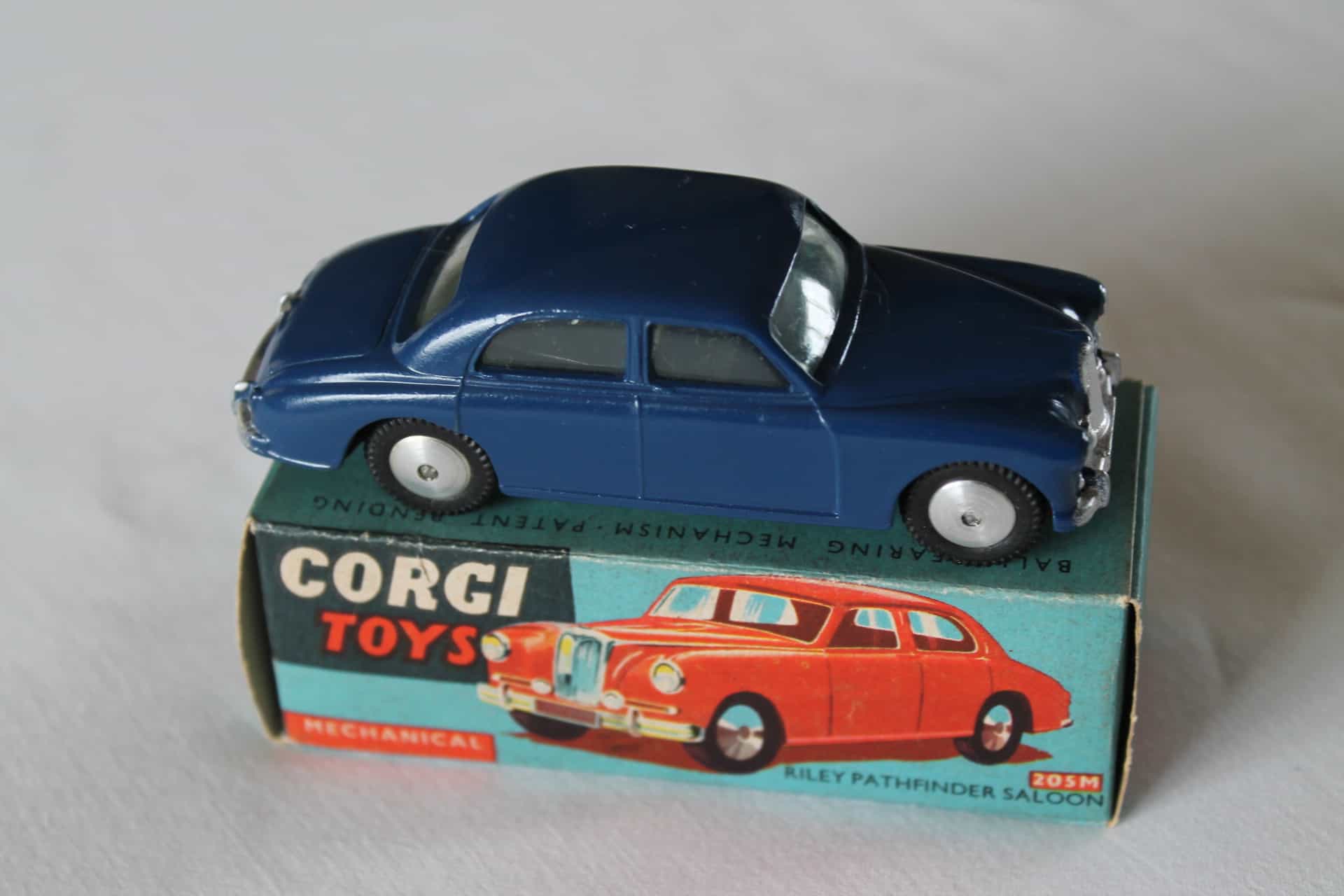 Corgi Toys 205M Riley Pathfinder Saloon Mechanical - Diecast