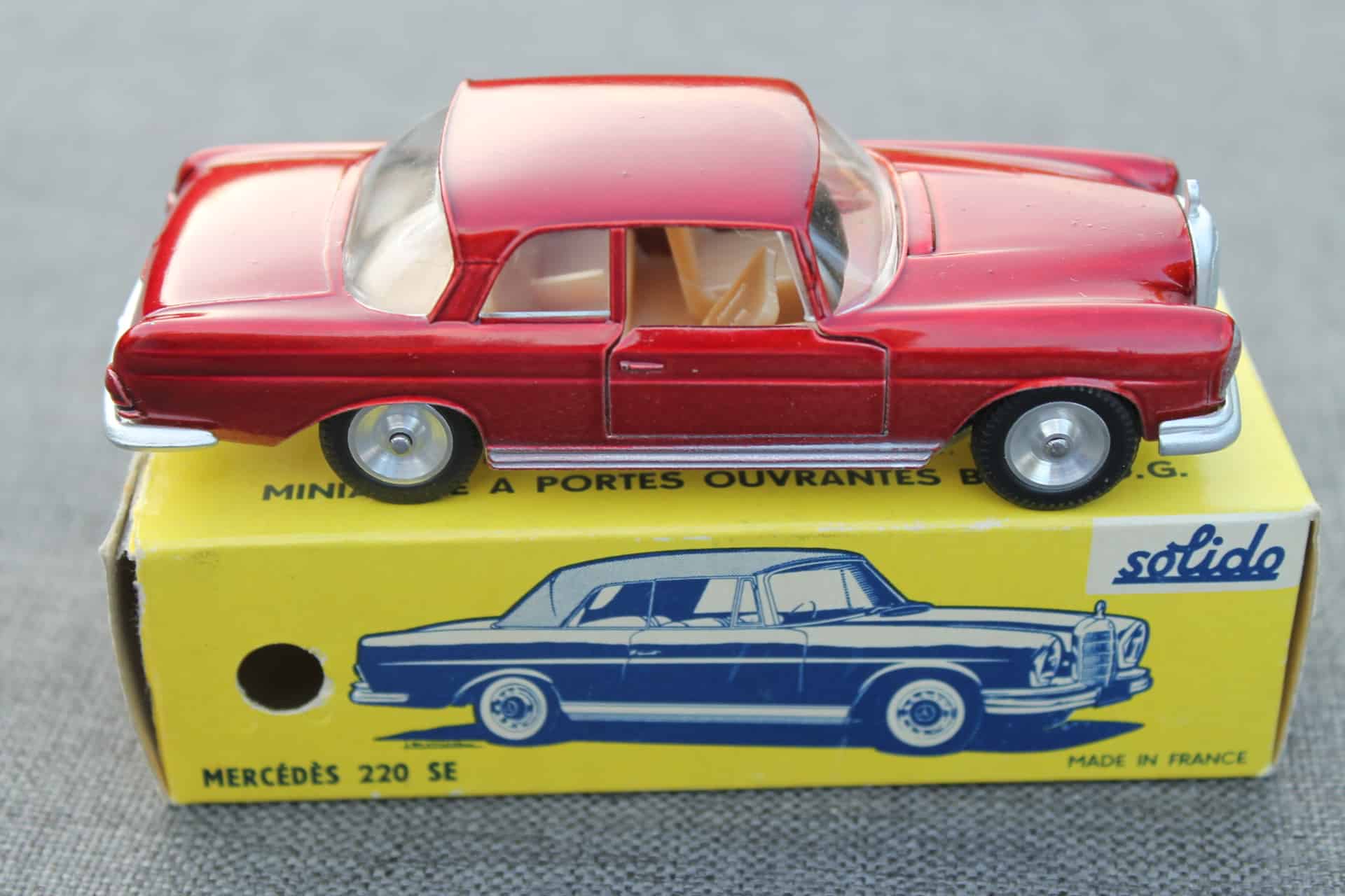 Solido Toys 126 Mercedes Benz 220 SL - Diecast