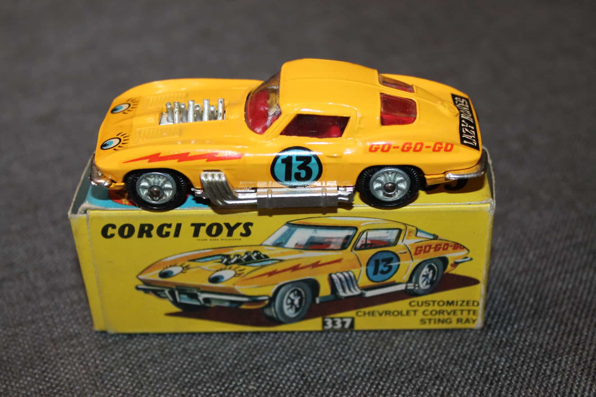 Corgi Toys 337 Customised Chevrolet Corvette Sting Ray - Diecast