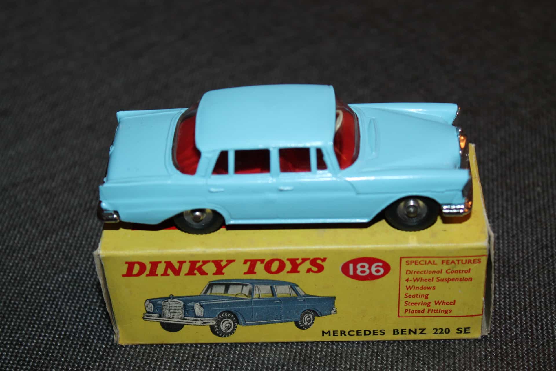 Dinky Toys 186 Mercedes Benz 220SE - Diecast