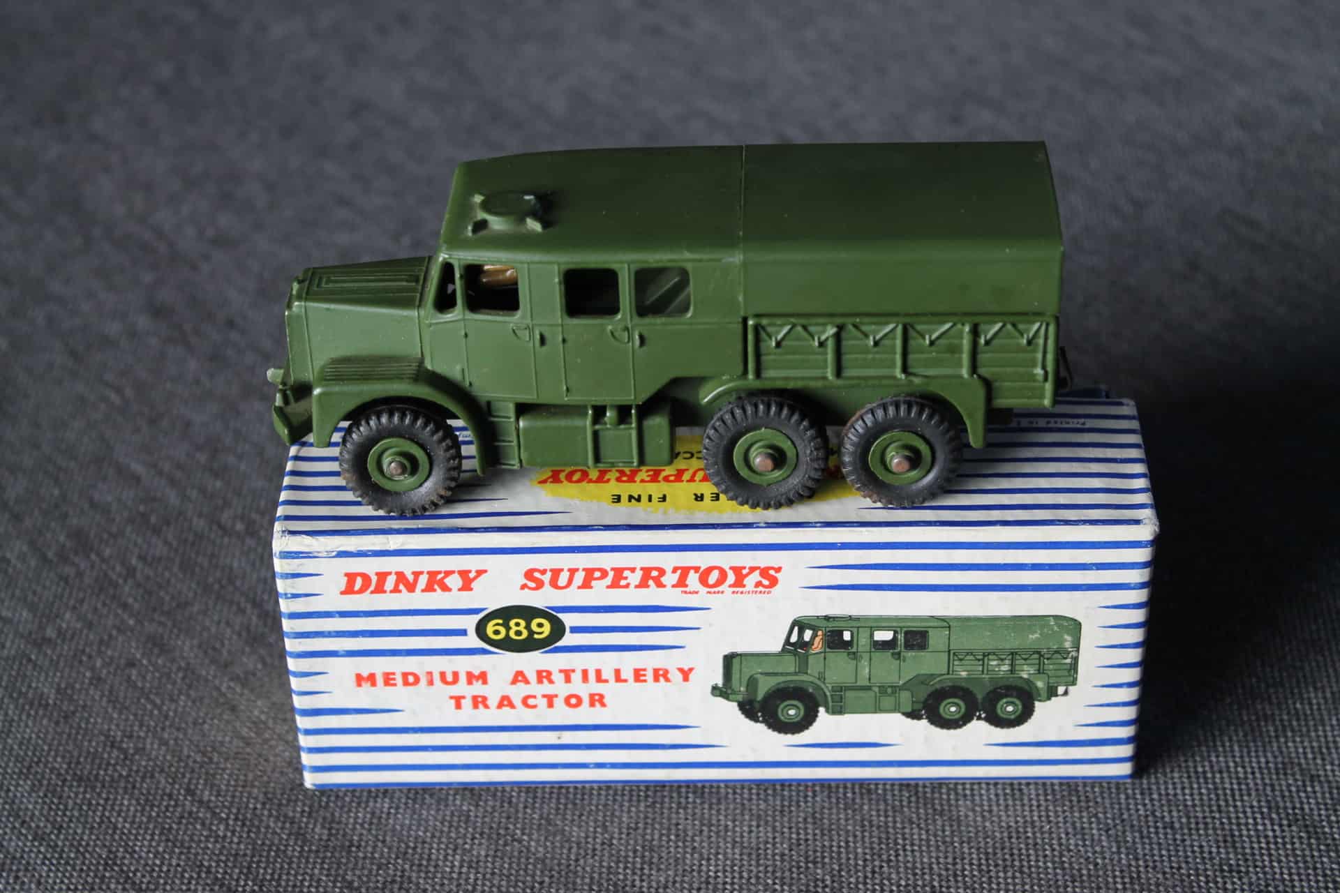 Dinky 689 Medium Artillery Tractor | matt military green
