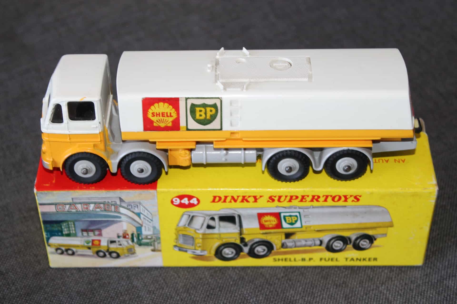 Dinky Toys944 Leyland Shell B.P. Fuel Tanker - Diecast