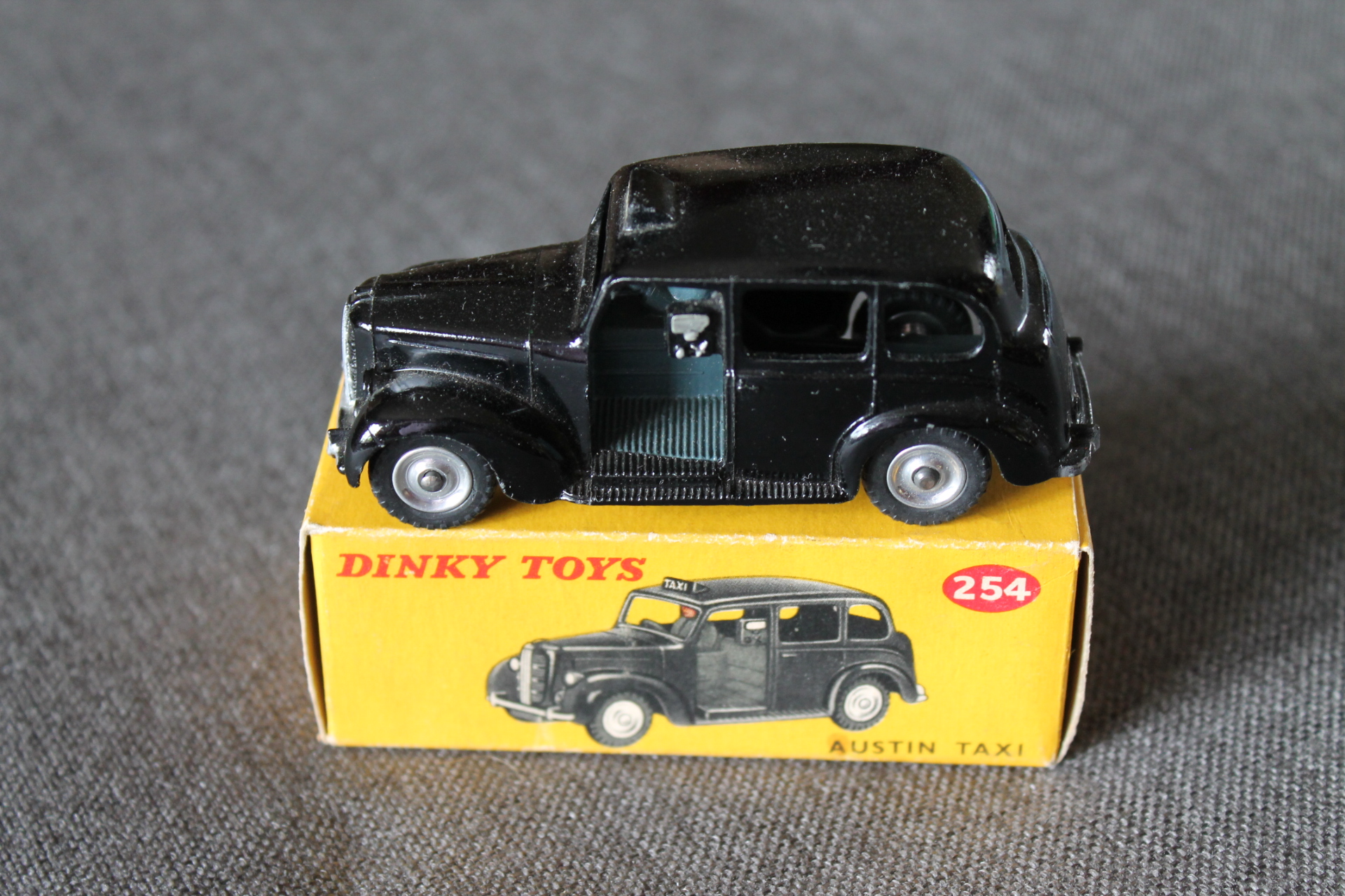 Dinky Toys 254 Austin Taxi - Diecast