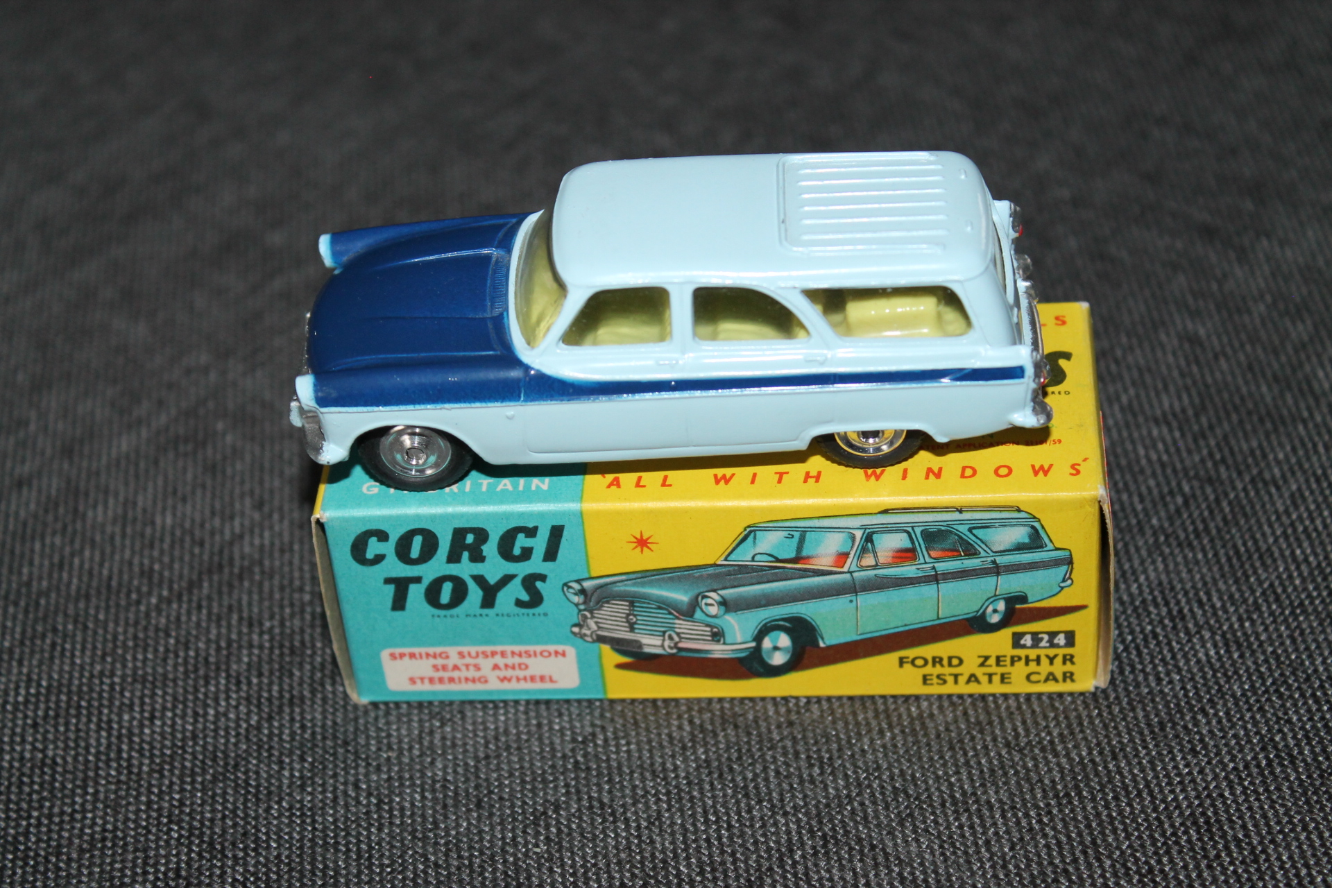 Corgi Toys 424 Ford Zephyr Estate - Diecast