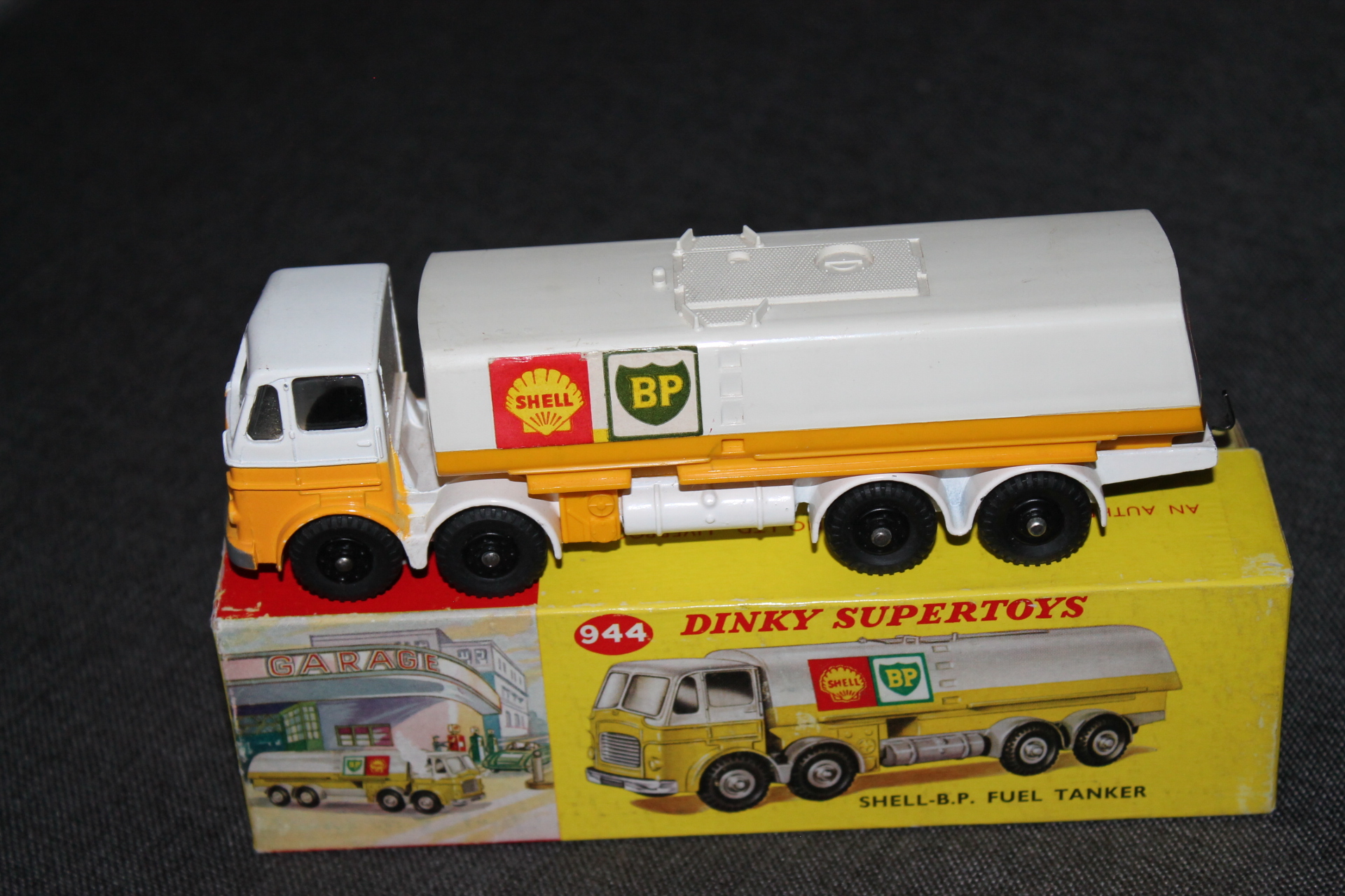 Dinky Toys 944 Leyland Shell B.P. Fuel Tanker - Diecast