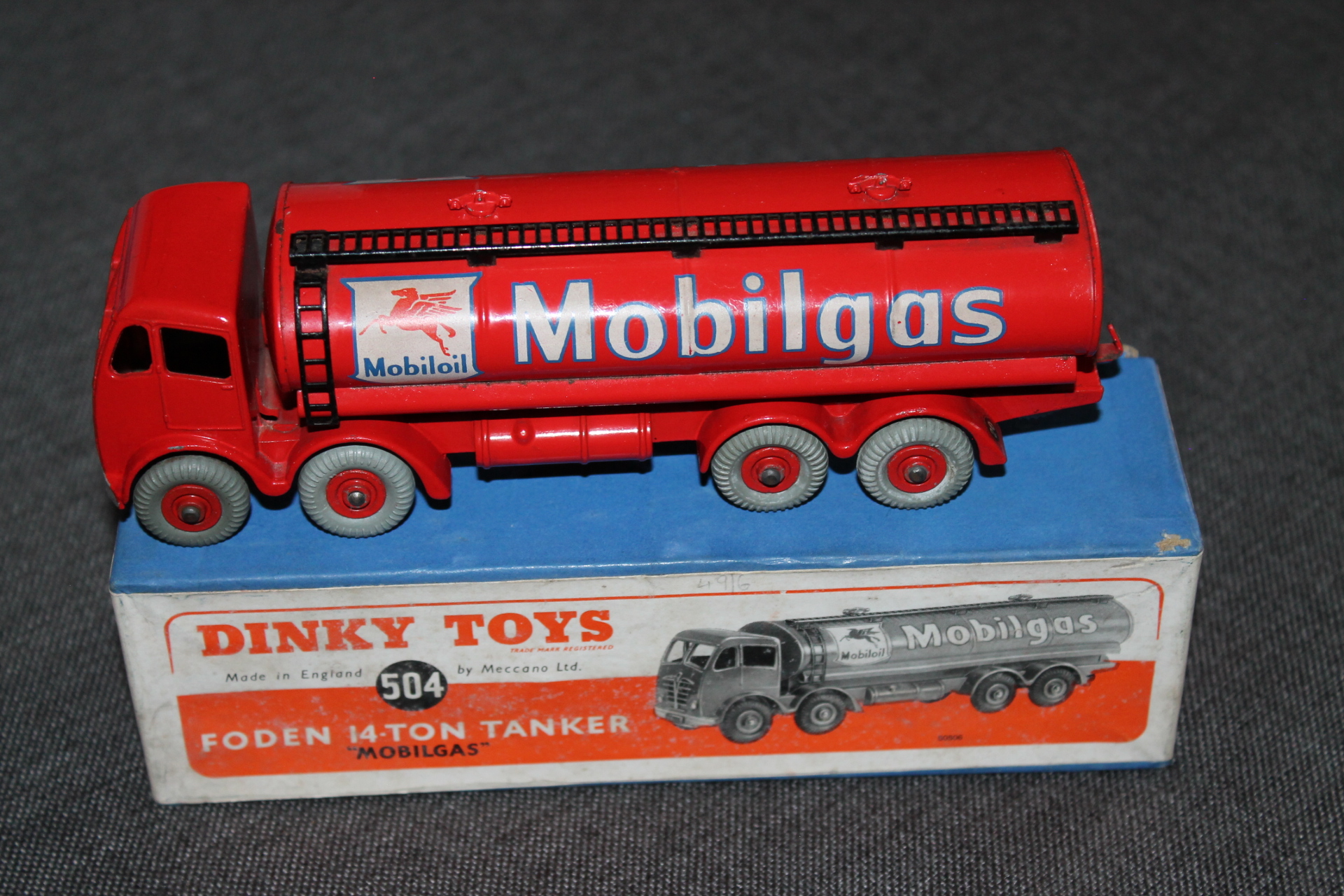 Dinky Toys 504 Foden Mobilgas Tanker 1st issue - Diecast