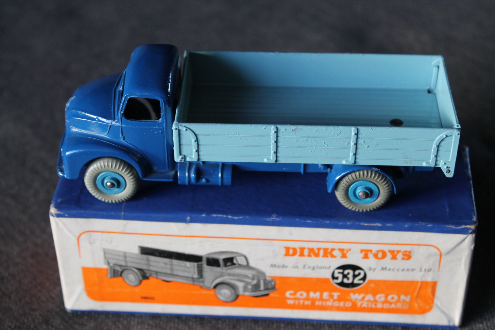 Dinky Toys 532 Comet Wagon with Tailboard - Diecast