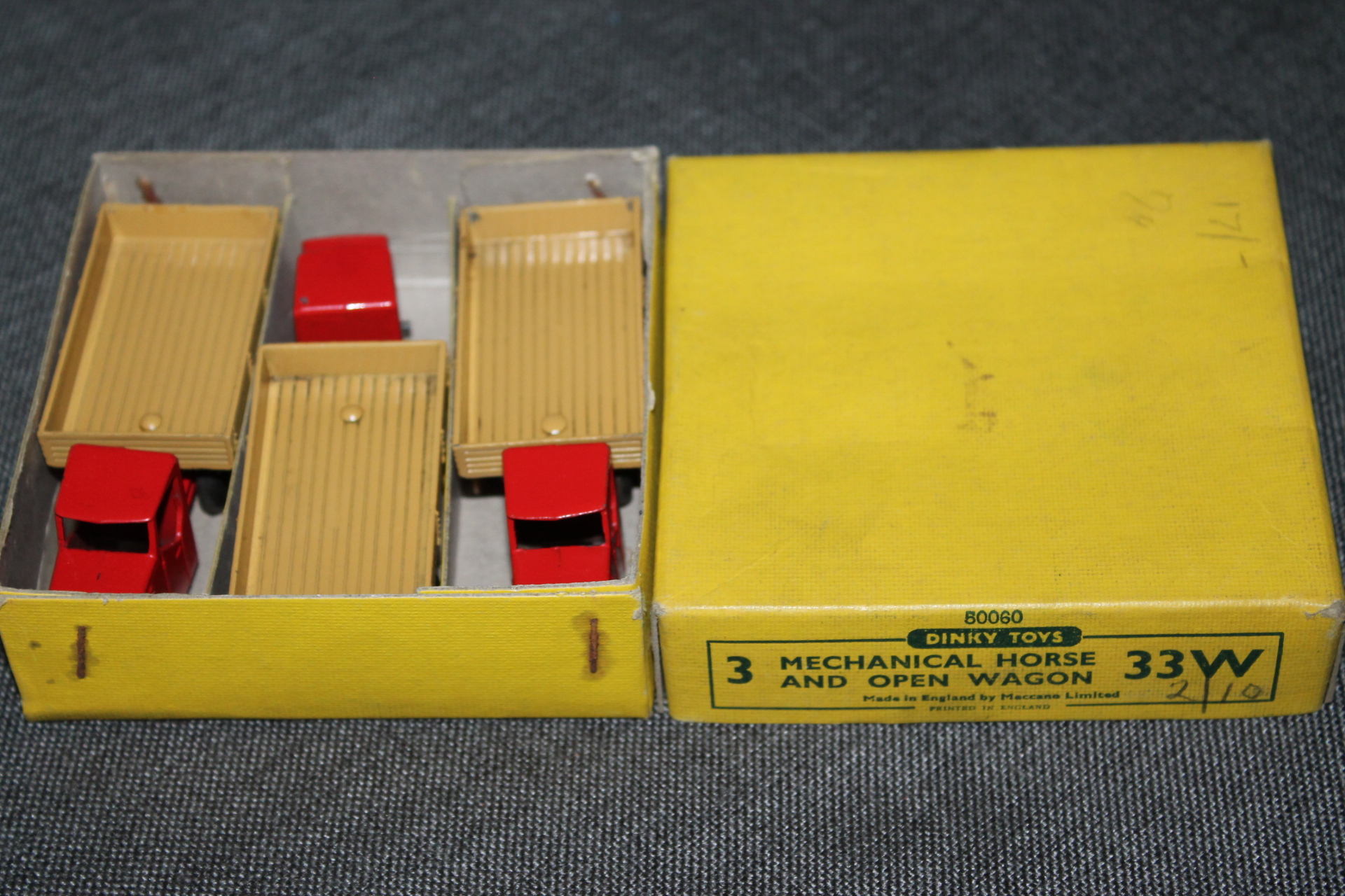 Dinky Toys 033W Mechanical Horse Full Trade Box - Diecast