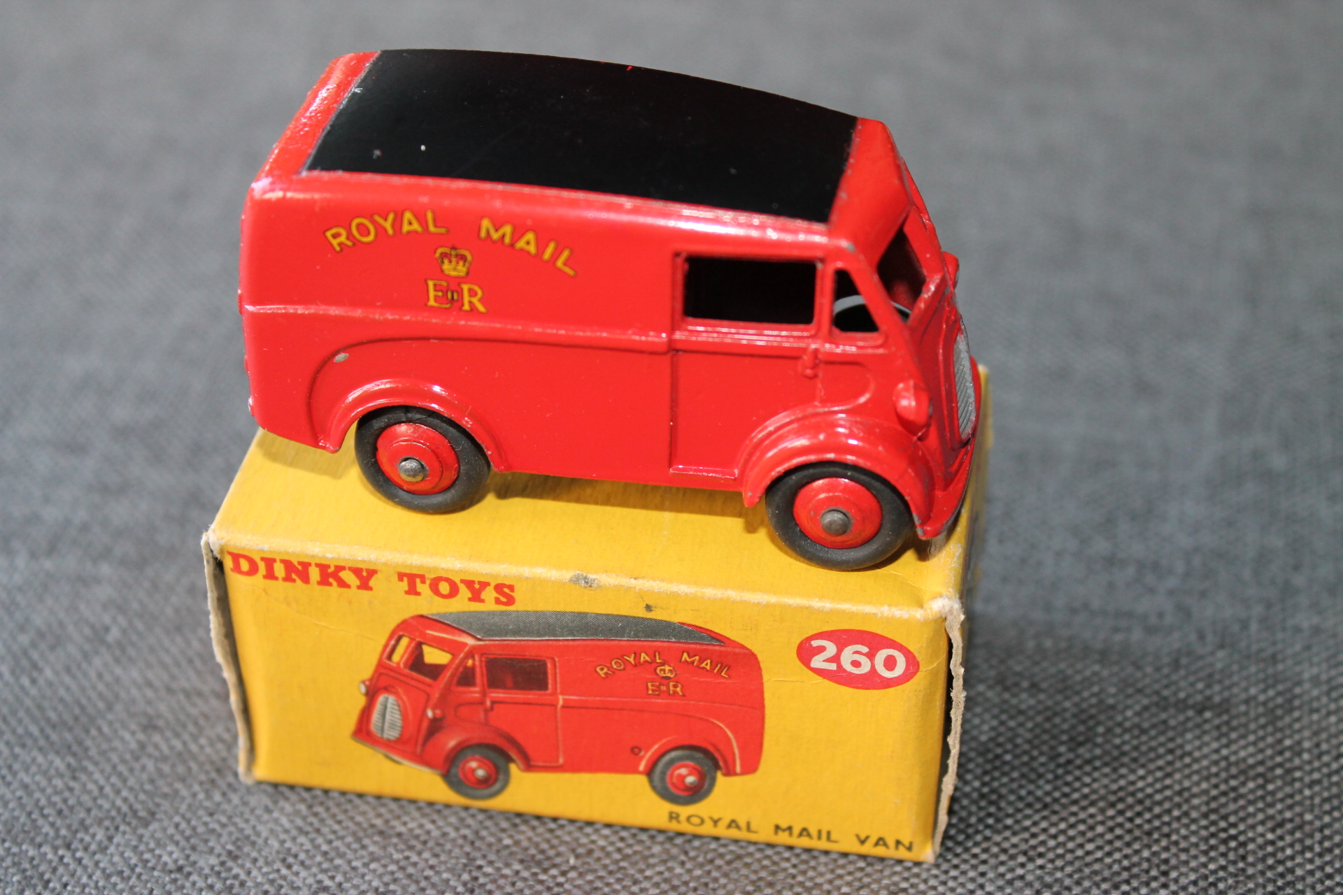 Dinky Toys 260 Morris Royal Mail Van - Diecast