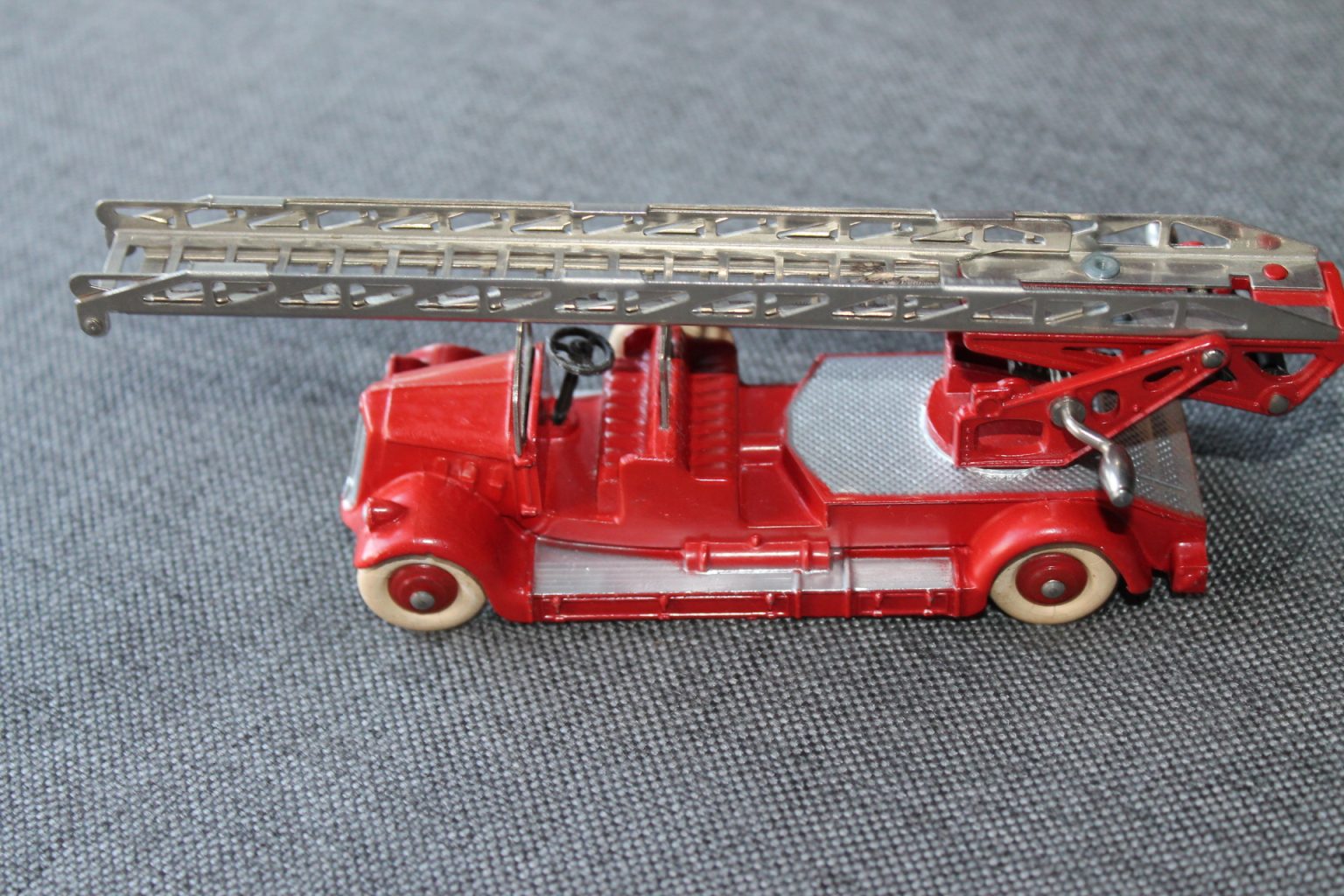 032D French Dinky Delahaye Fire Engine - Diecast