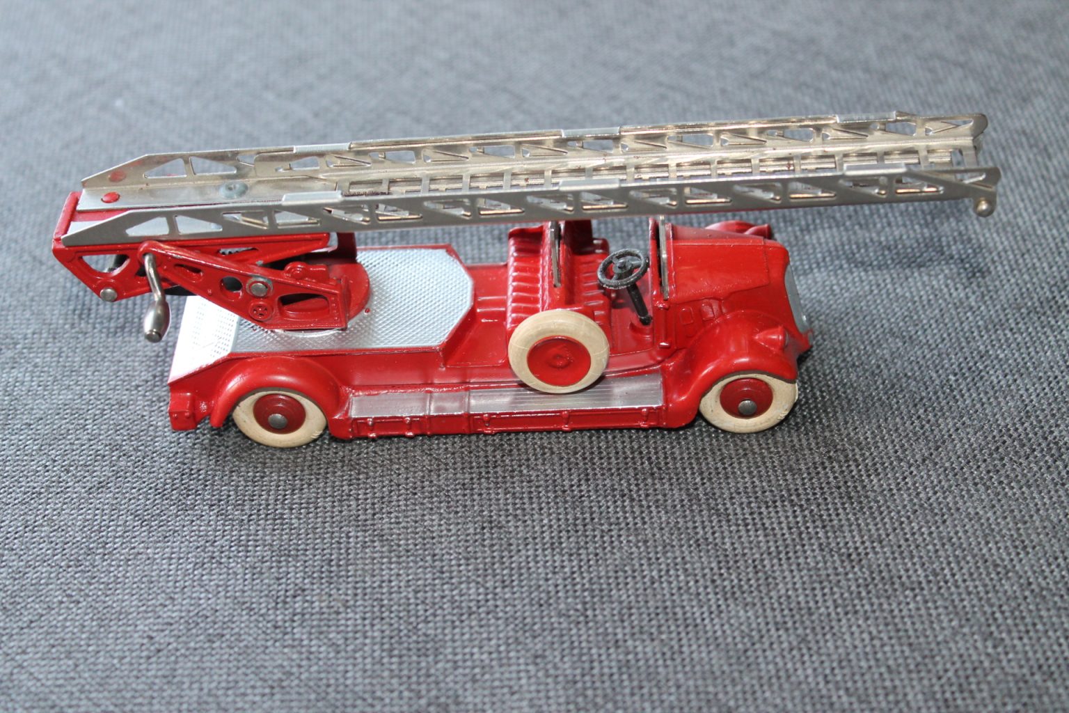 032D French Dinky Delahaye Fire Engine - Diecast