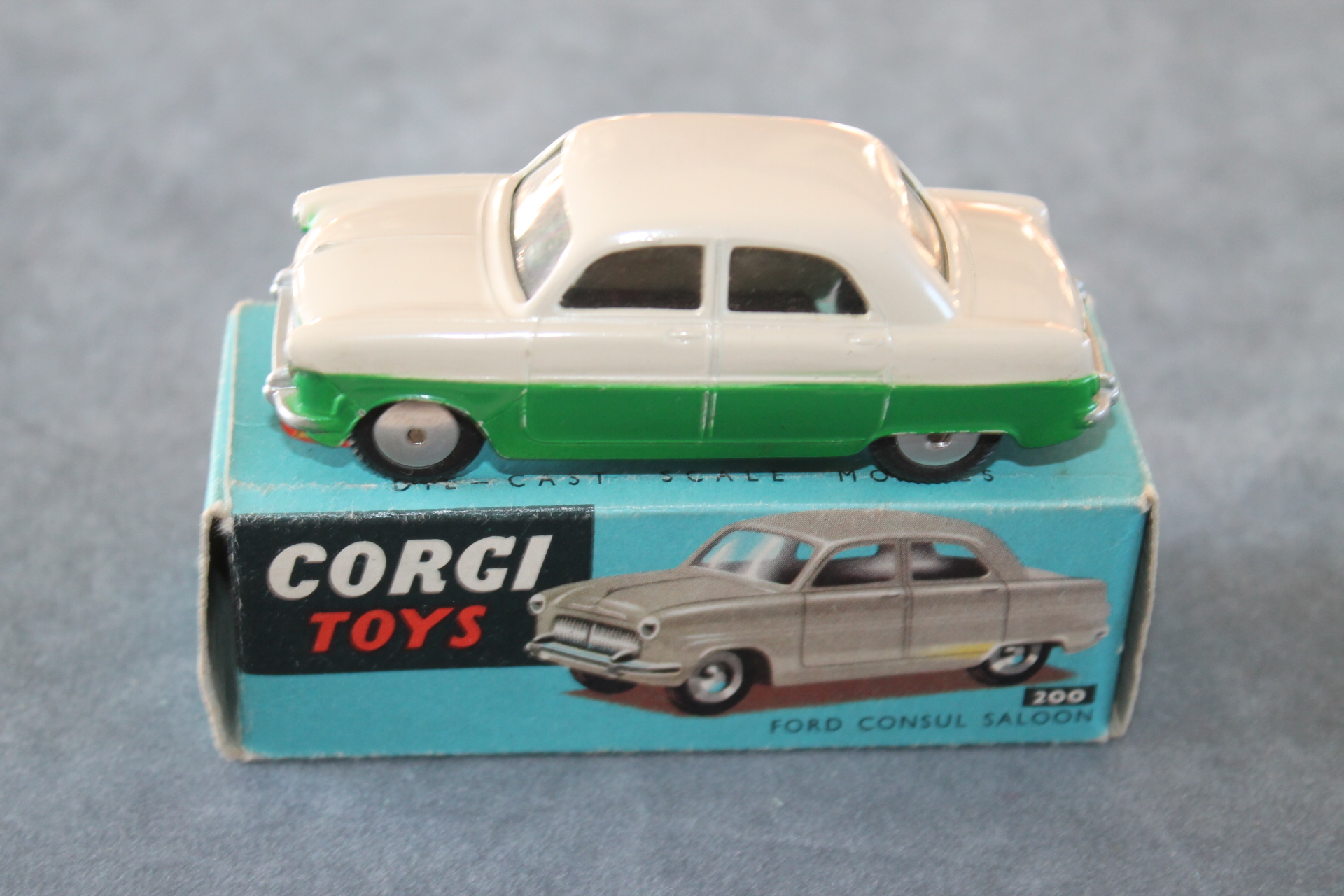 Corgi 200 Ford Consul Saloon | pale grey over green | Almost Mint