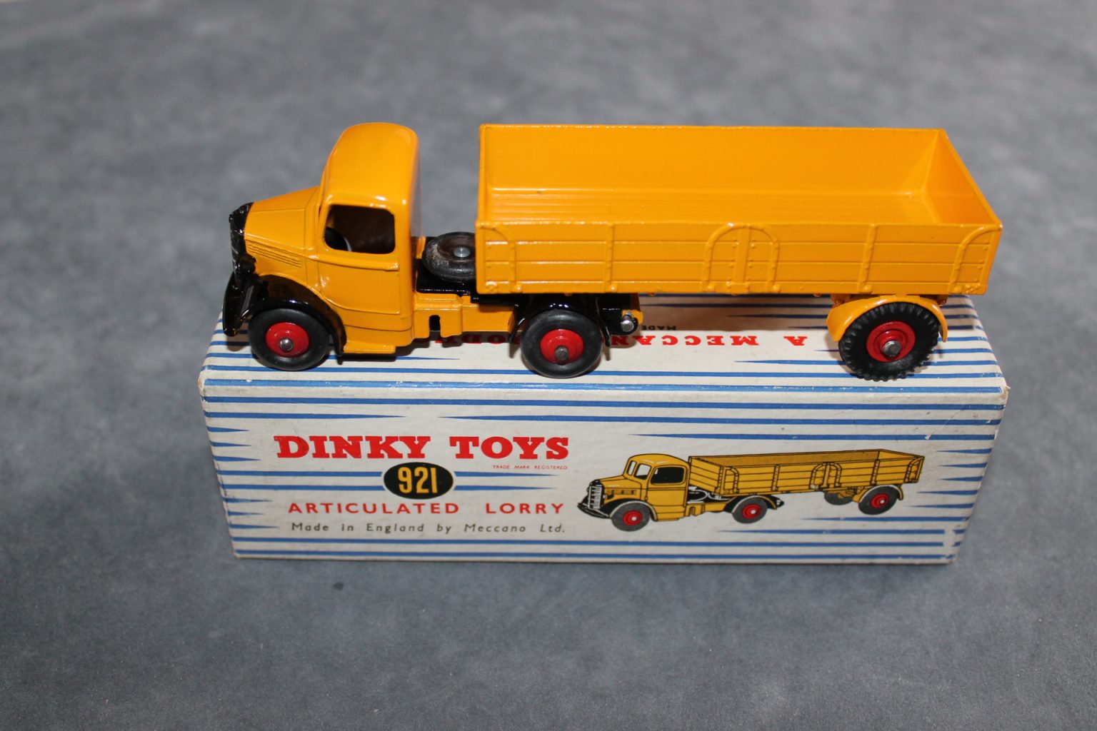 Dinky Toys 921 Bedford Articulated Lorry - Diecast
