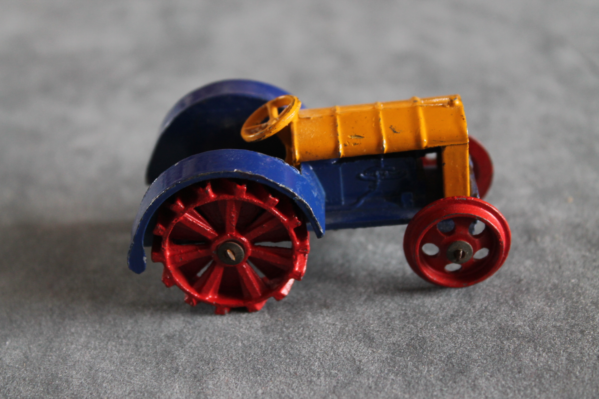 Dinky 22E Farm Tractor. Pre-War | violet blue | Near Mint