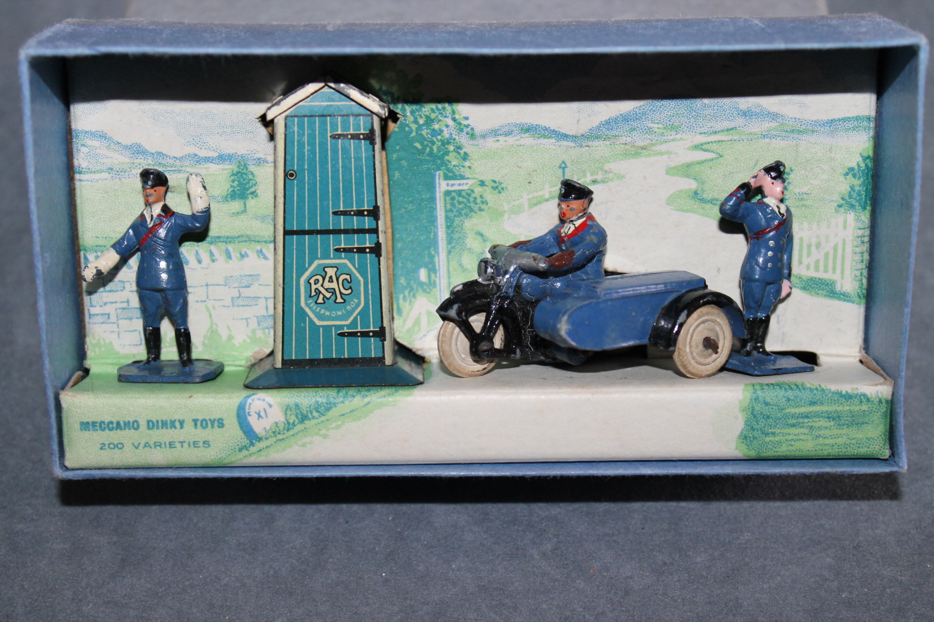 Dinky toys 043 Pre-War R.A.C Hut and Motor Cycle set - Diecast