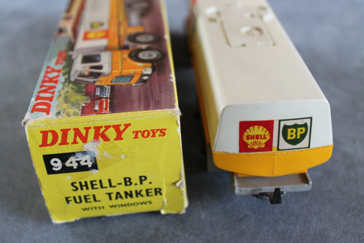 Dinky Toys 944 Leyland Shell B.P. Fuel Tanker - Diecast