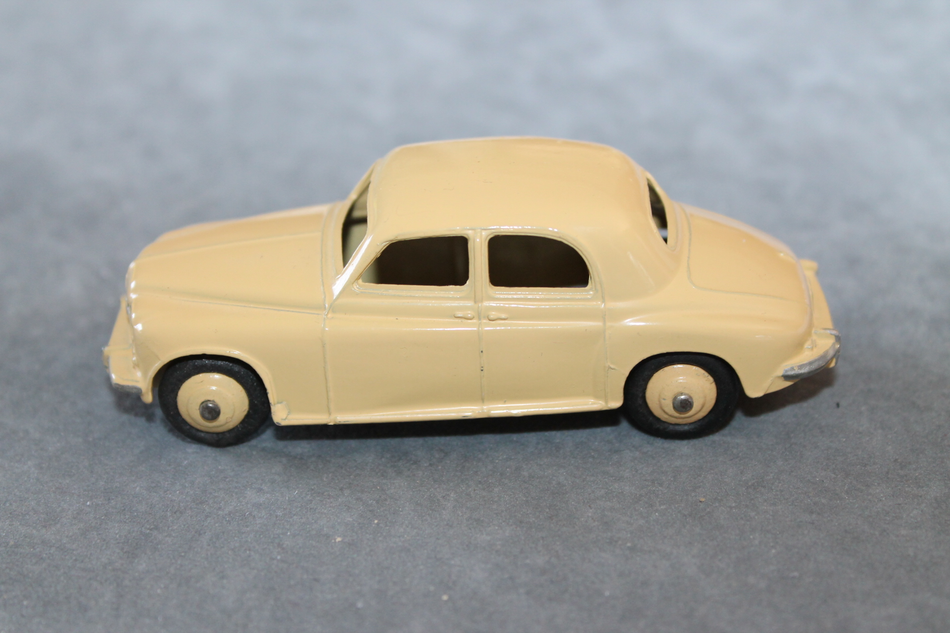Dinky 140B/156 Rover 75 Saloon | all over cream