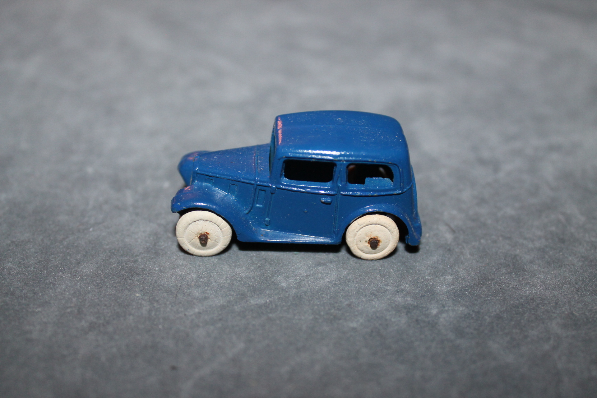 Dinky Pre-War 035A Saloon Car | dark blue | Almost Mint