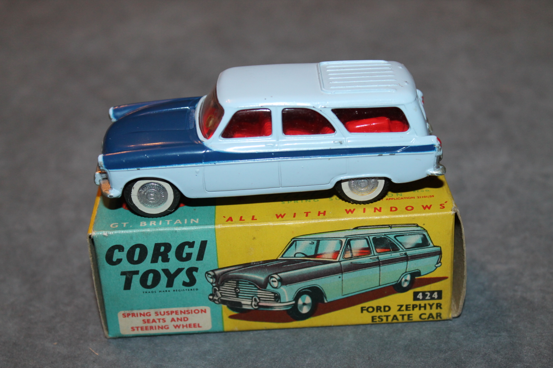 Corgi Toys 424 Ford Zephyr Estate - Diecast
