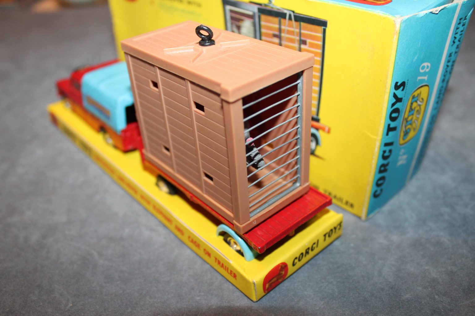 Corgi Chipperfields Gift Set 19 Land-Rover with Elephant & C