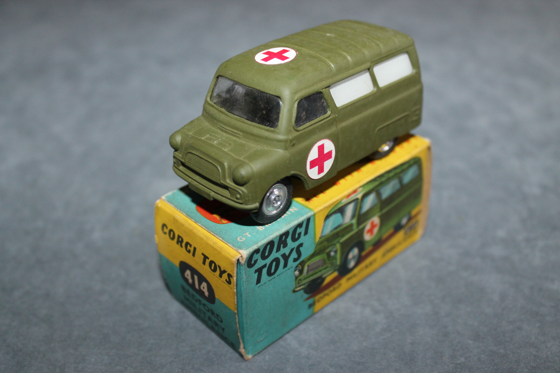 Corgi 414 Bedford Military Ambulance | drab green | Mint