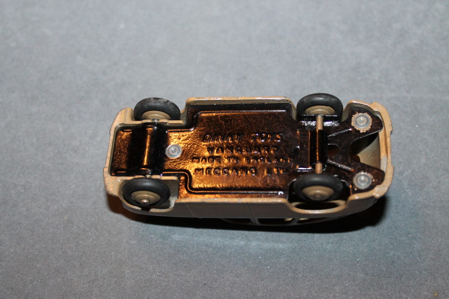 Dinky 040E Standard Vanguard Open rear wheel arch
