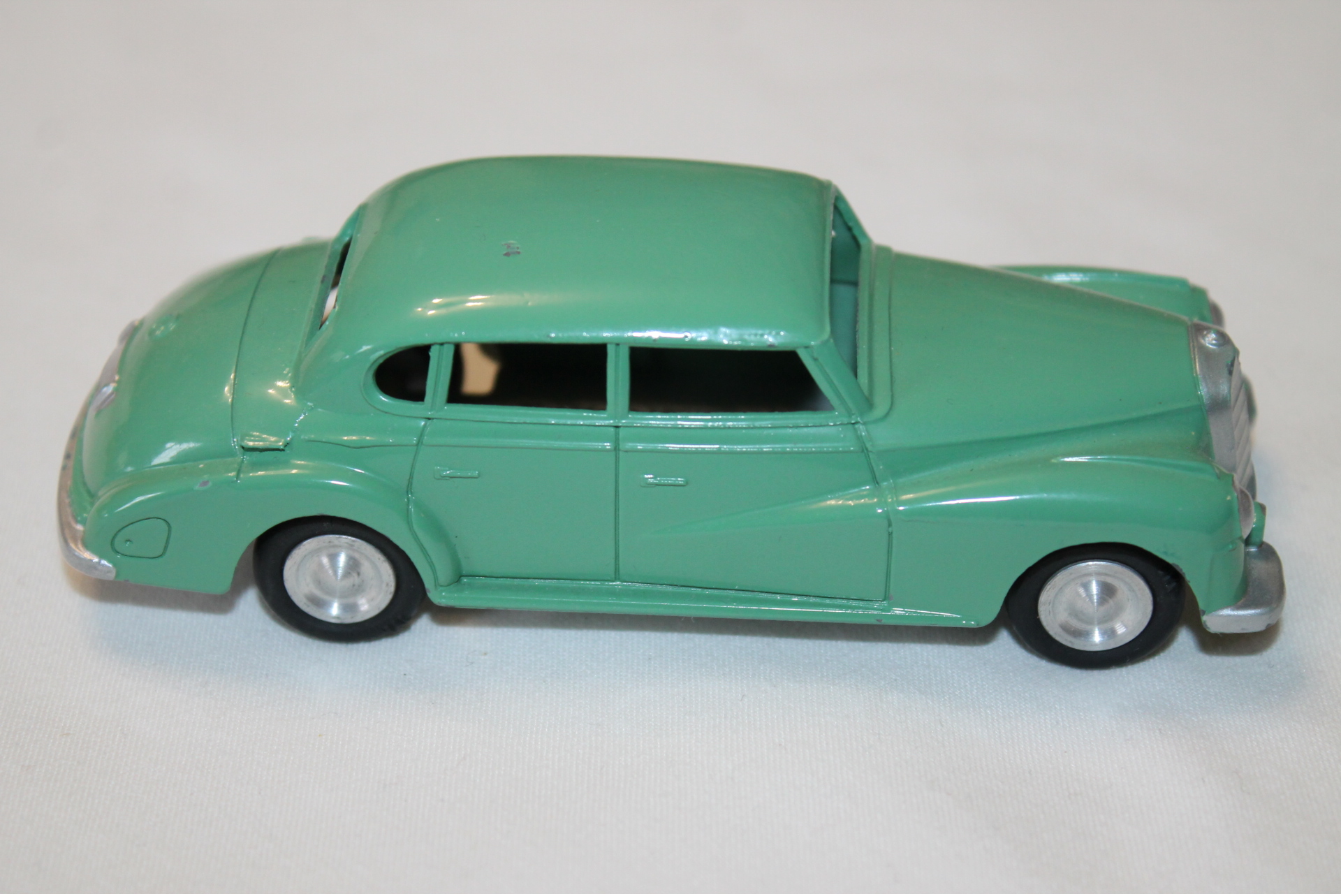 Marklin 8003 Mercedes Benz Saloon 300 | lighter green