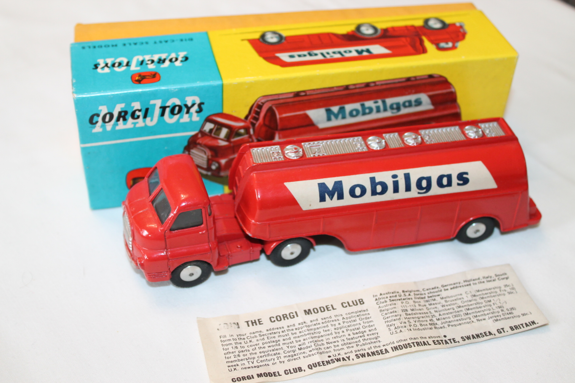 Corgi Toys 1110 Bedford Mobilgas Petrol Tanker - Diecast