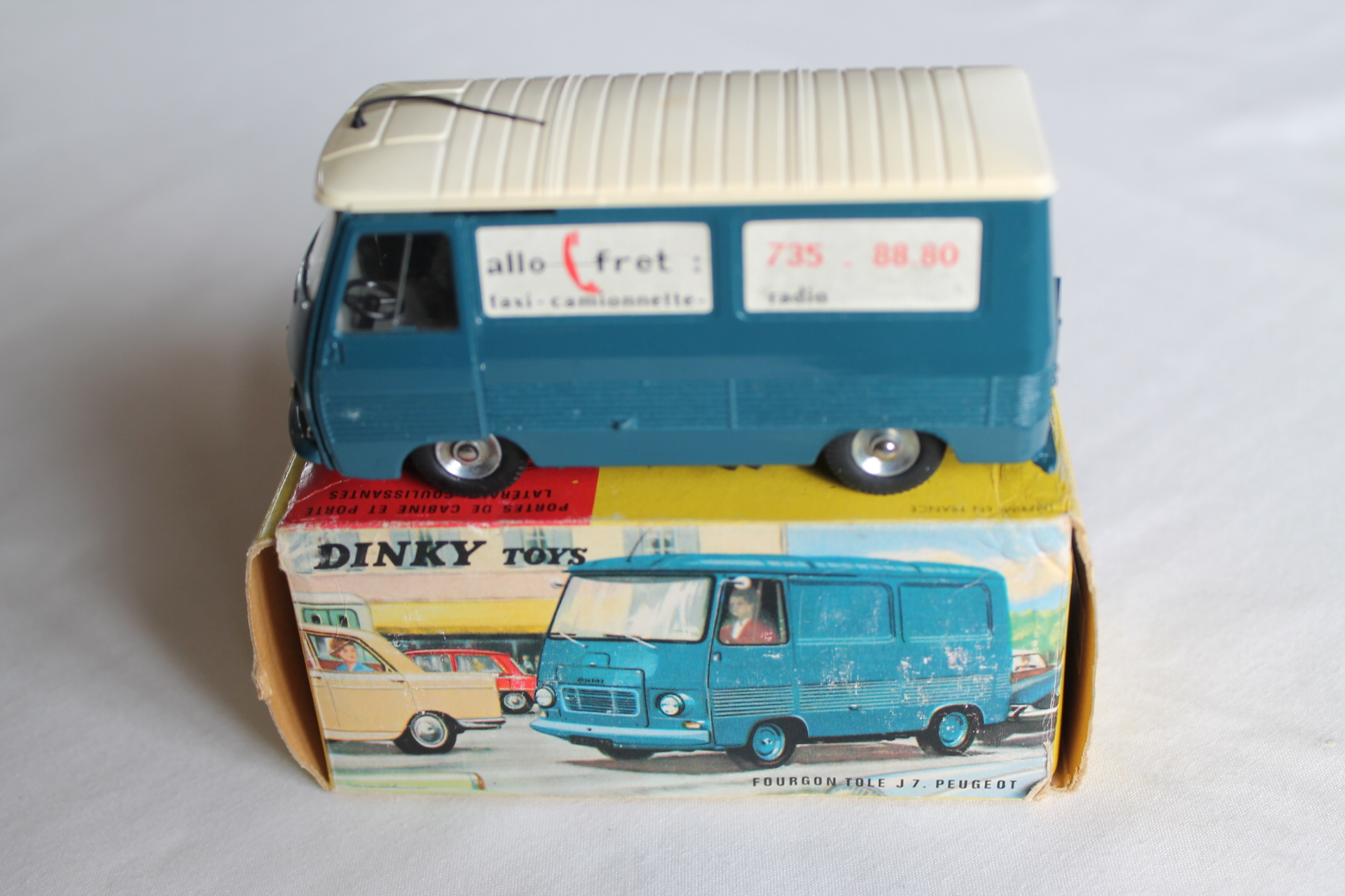 French Dinky Toys 570 Peugeot 17 Taxi Van 'Allo Fret' - Diecast
