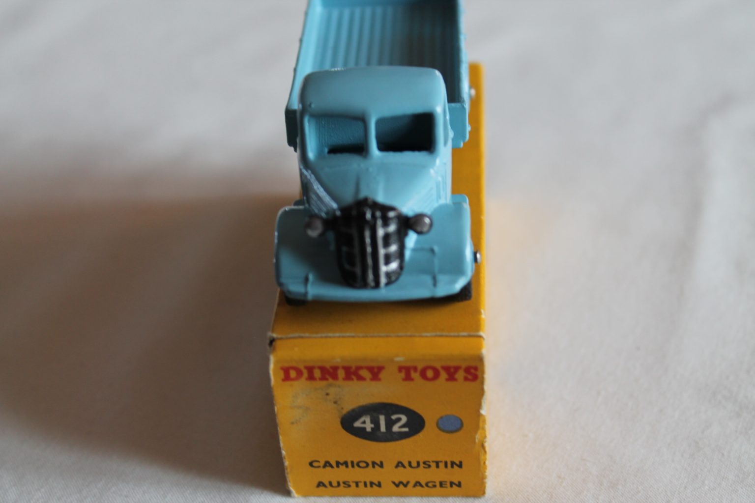 Dinky Toys 412 Austin Wagon Rare Colour combination - Diecast