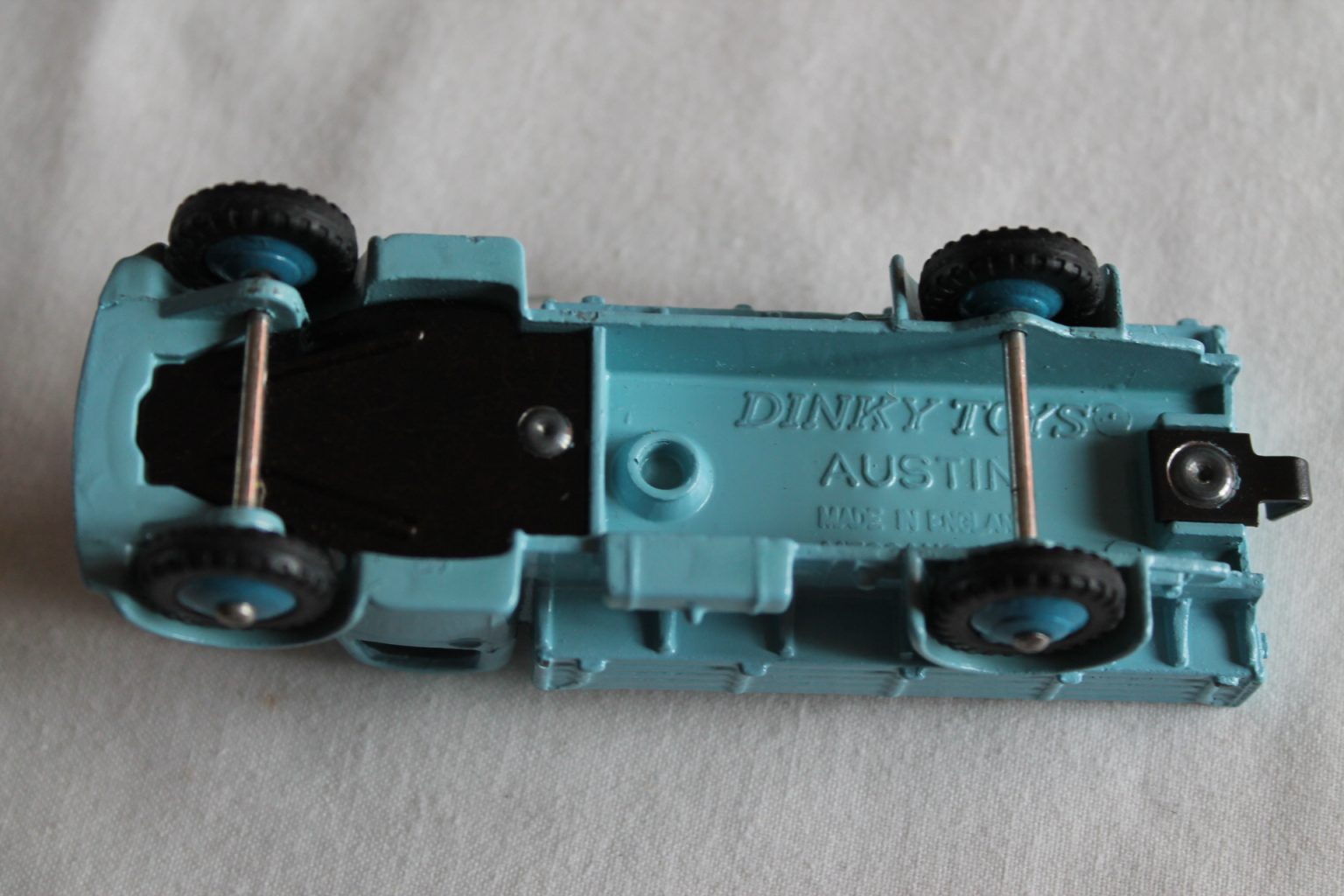 Dinky Toys 412 Austin Wagon Rare Colour combination - Diecast