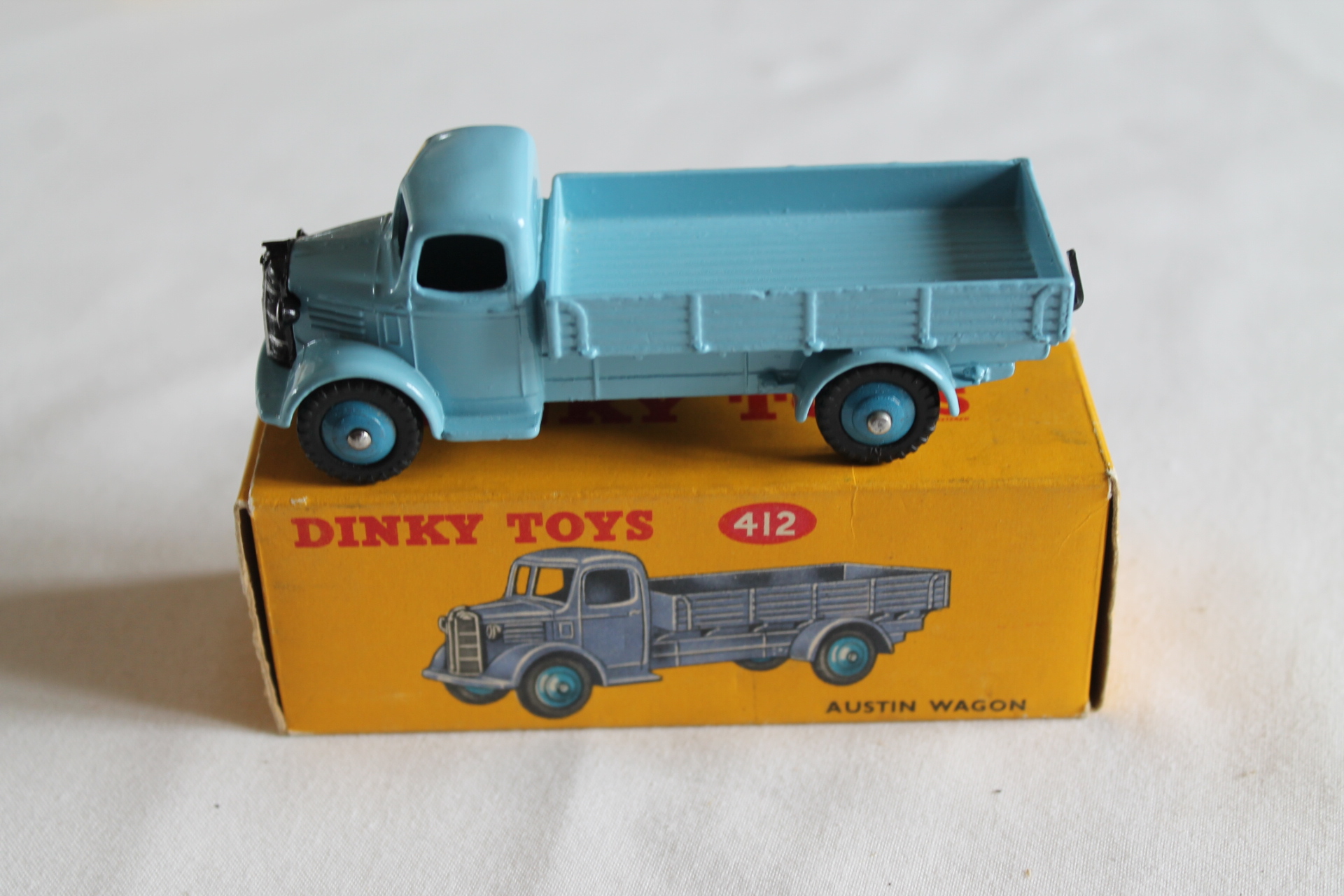 Dinky Toys 412 Austin Wagon - Diecast