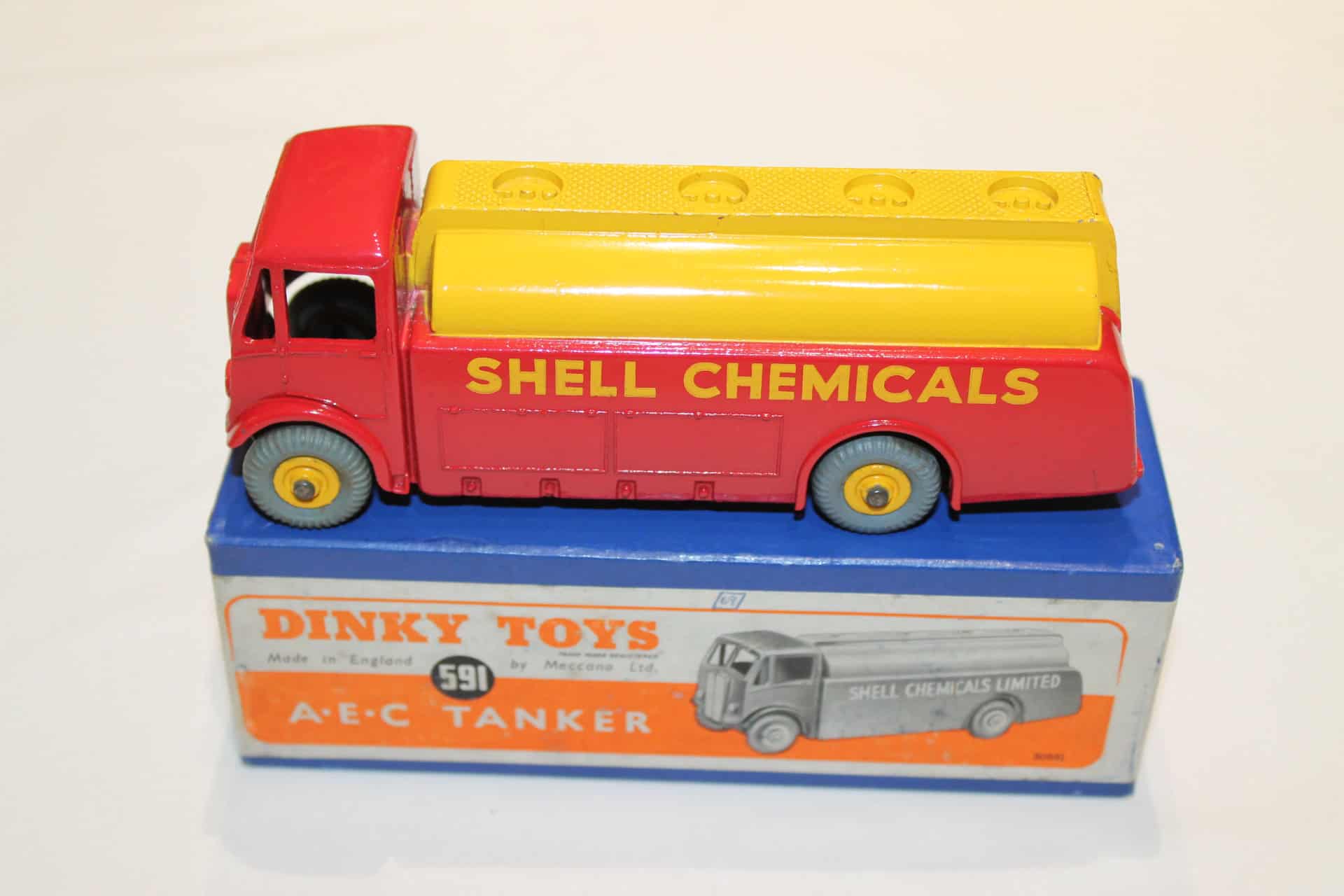 Dinky 591 A.E.C. Tanker 'Shell Chemicals' | Almost Mint