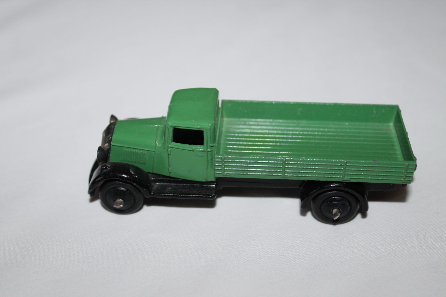 Dinky 025a Wagon Type 4 | bright green over a black chassis