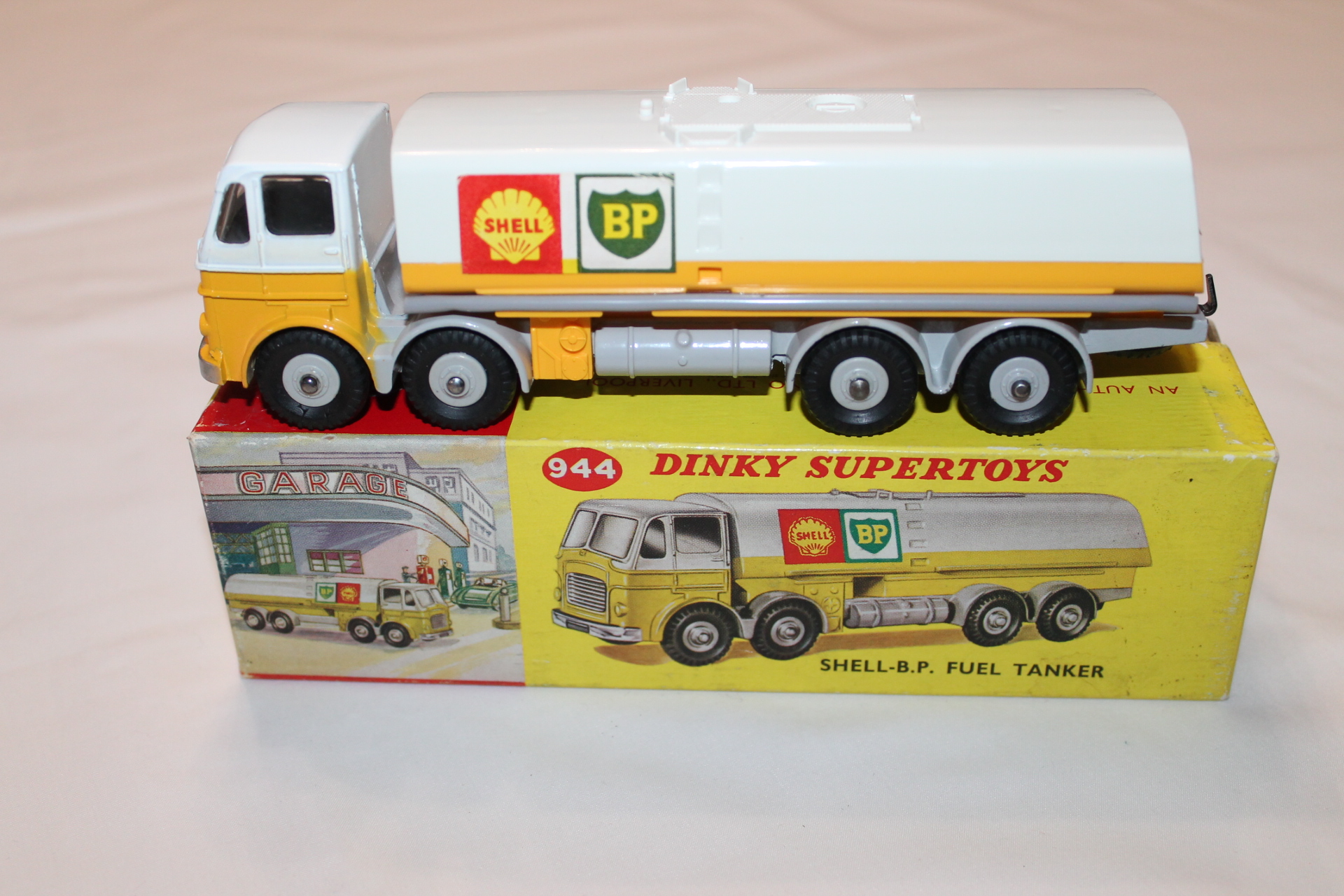 Dinky Toys944 Leyland Shell B.P. Fuel Tanker - Diecast