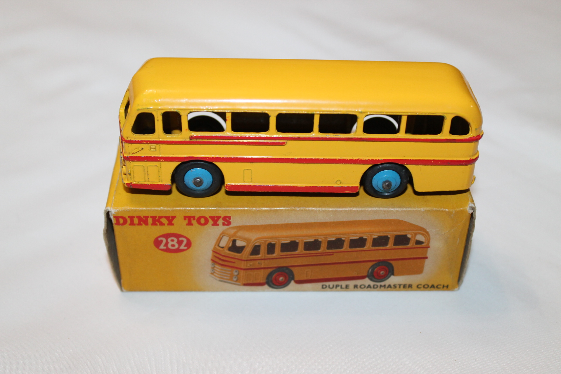 Dinky Toys 282 Duple Roadmaster Coach - Diecast