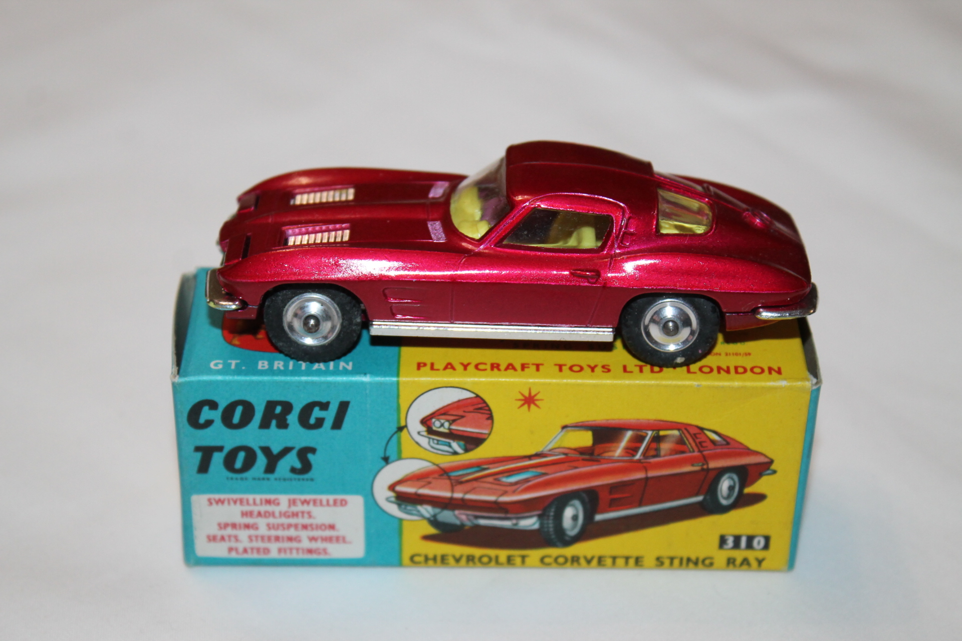 Corgi Toys 310 Chevrolet Corvette Sting Ray - Diecast
